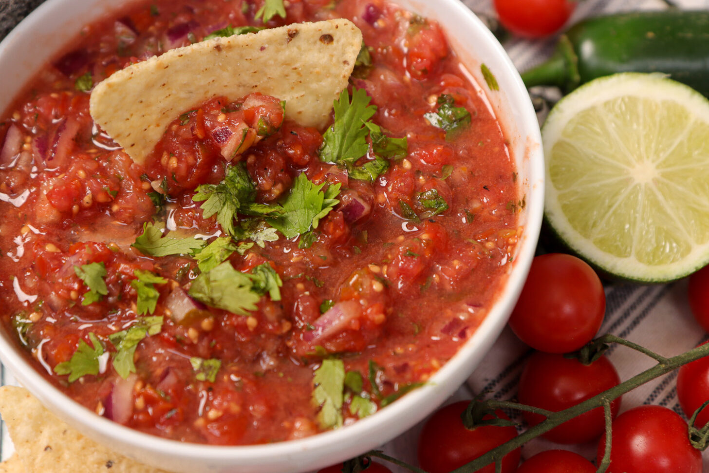 Homemade Salsa Recipe (Fresh, Bold, Better Than Restaurant)